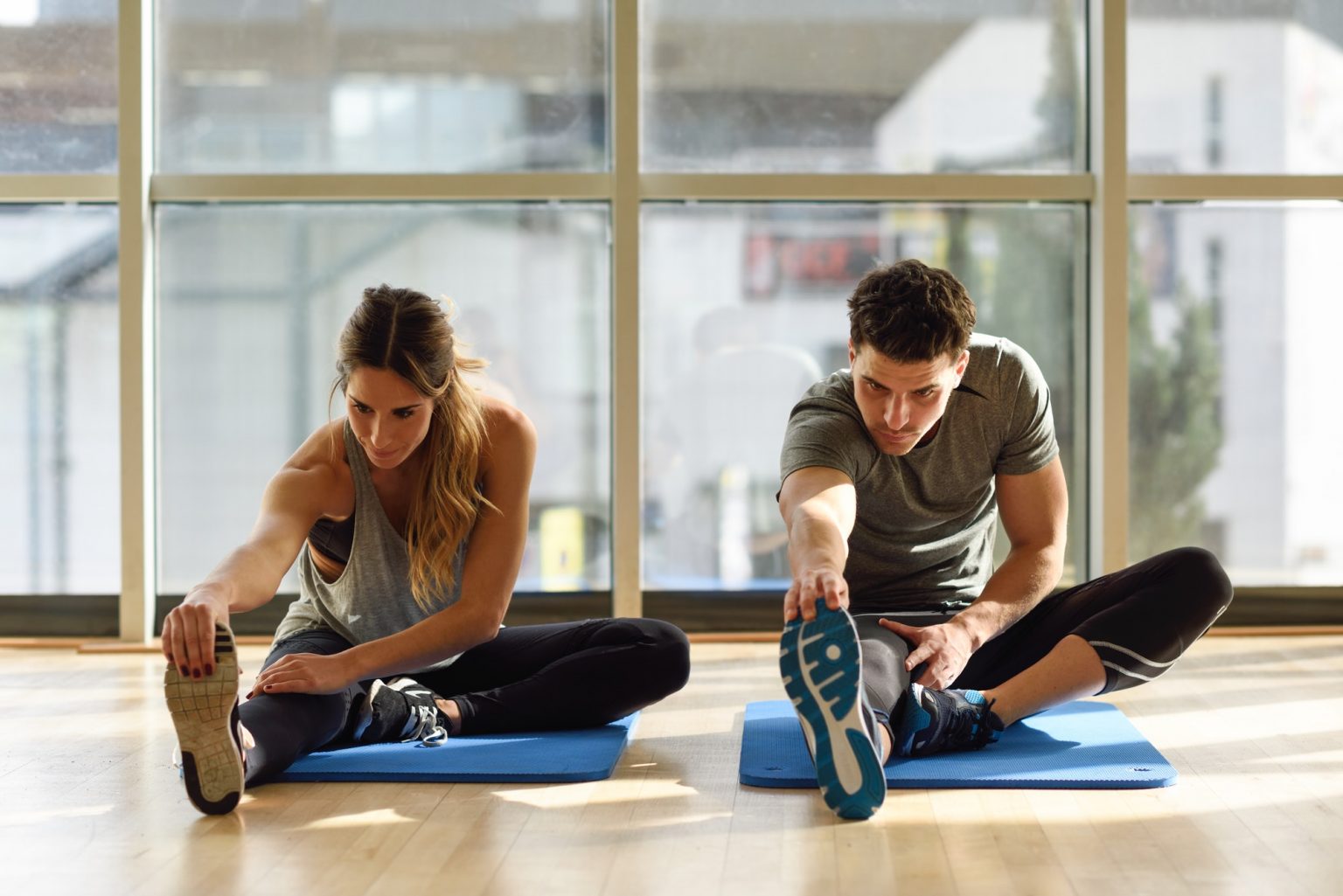 Como fazer alongamento em casa ou na academia - Primeiro Treino